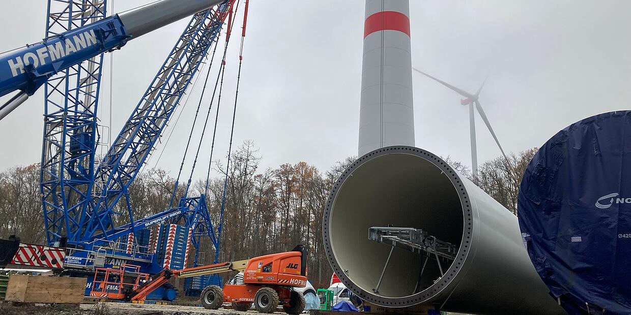 Das erste Windrad im Windpark Fuchsstadt steht bereits.
