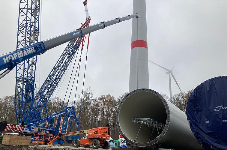 Das erste Windrad im Windpark Fuchsstadt steht bereits.