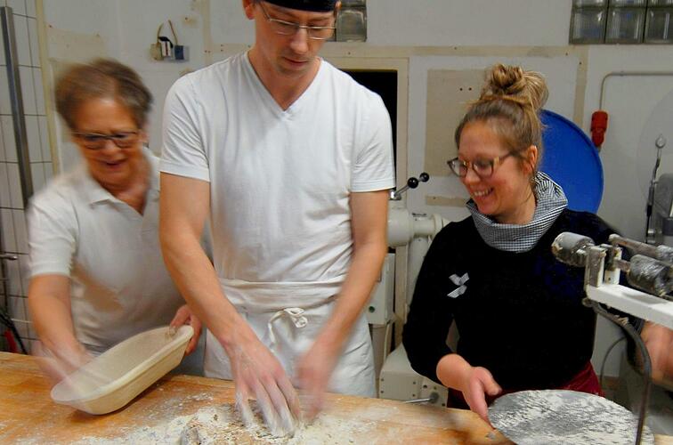 Vor zehn Jahren war der Ofen aus, jetzt wird in der ehemaligen Bäckerei Neuhäuser wieder ...