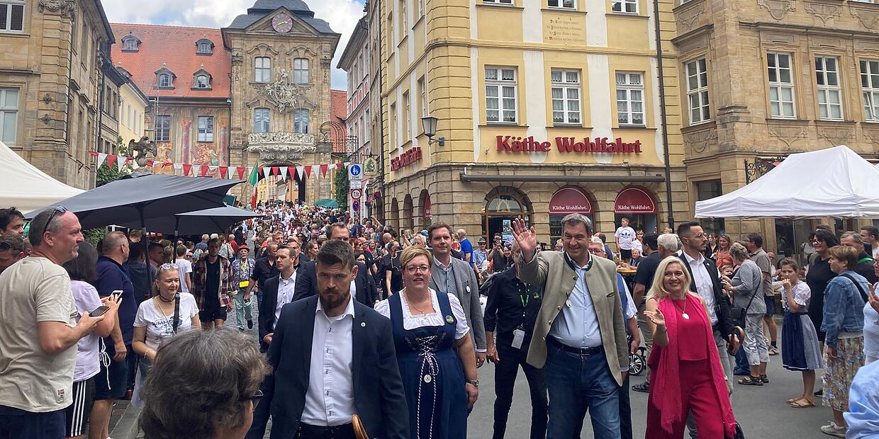 Söder in Bamberg: Ministerpräsident besucht Fischerstechen der Sandkerwa