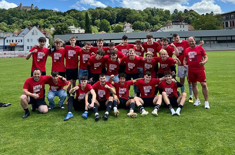 Juniorenfußball Bezirksoberliga: U19- und U17-Mannschaft feiern ...