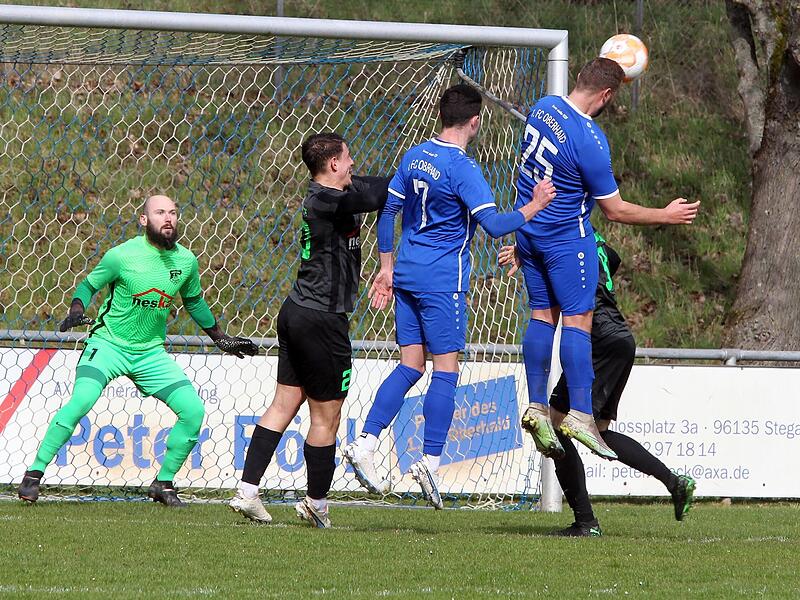Der FC Oberhaid unterliegt in der Fußball-Landesliga Nordwest dem TSV ...