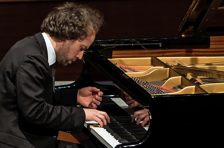 Wie der Pianist Alexander Schimpf in Coburg ein wegen der Corona-Krise ...