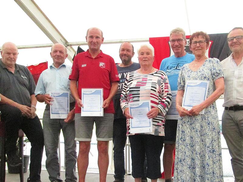 FC Fuchsstadt hat Geburtstag. Geschenke und Ehrungen bekommen die ...