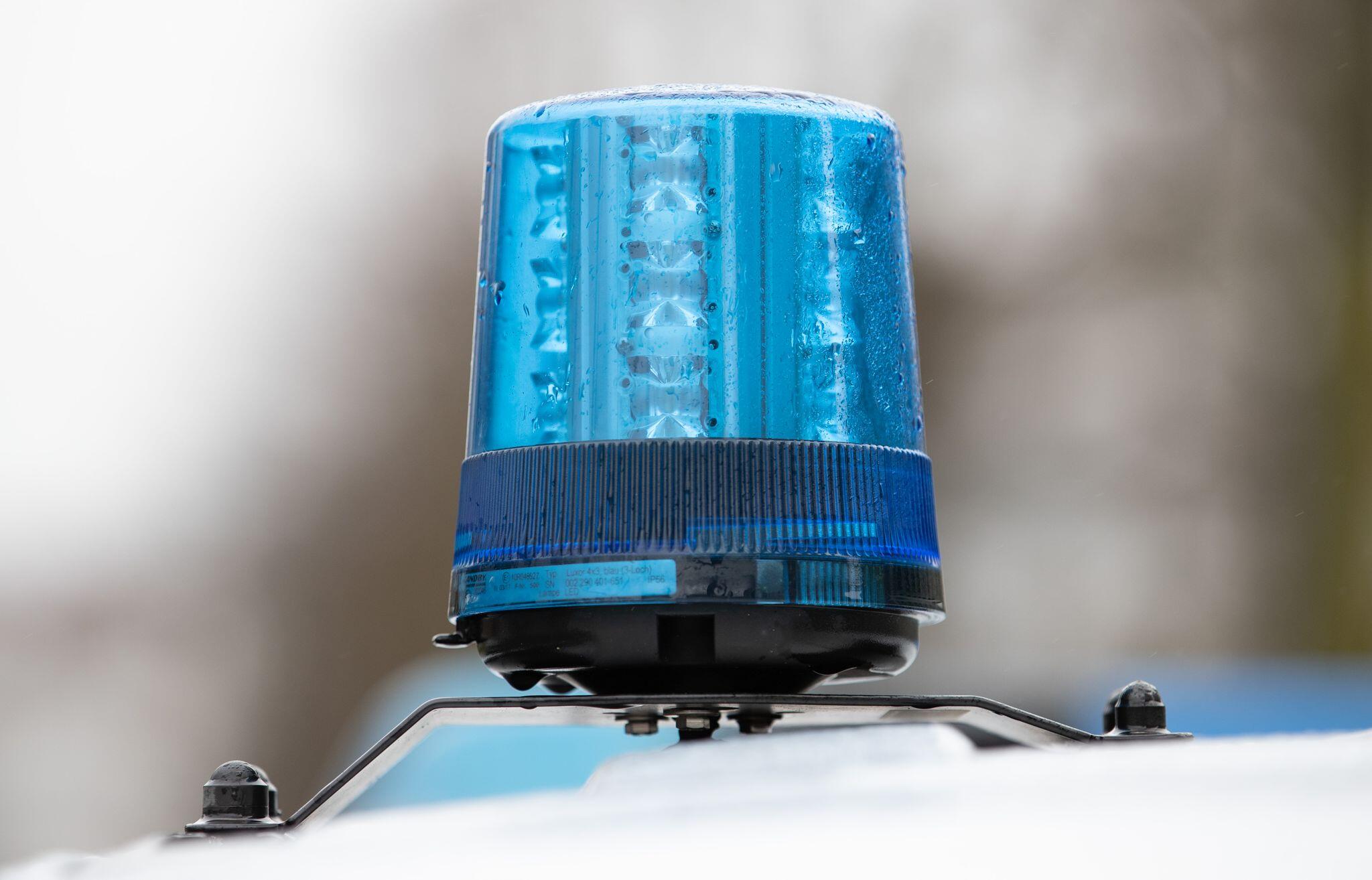 Mit Blaulicht auf dem Auto über gesperrte Brücke - Anzeige