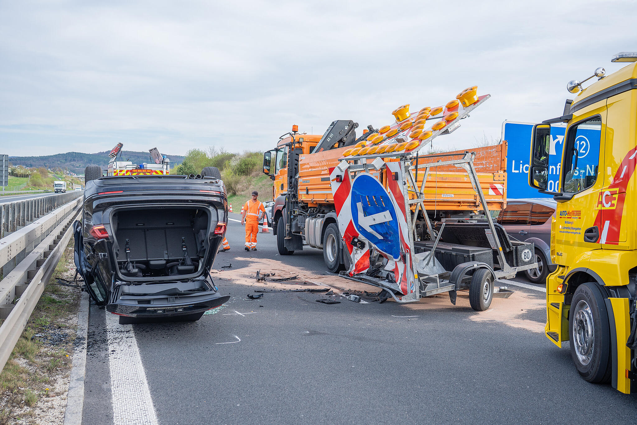 Schwerer Unfall auf A73: Autofahrer rast in Absperrung