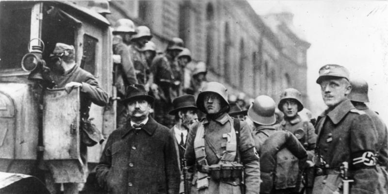 Zwei Kulmbacher Männer stehen sich beim Hitler-Putsch 1923 in München ...