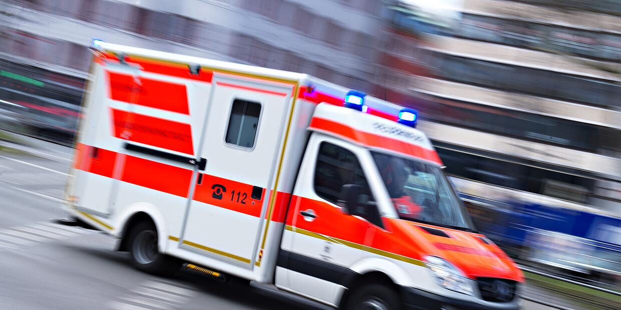 Arbeiter wird von Balkonteilen getroffen und stirbt