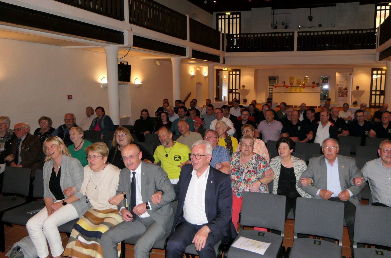 Haßfurt: Ehrenamtliche in bester Unterhaltung