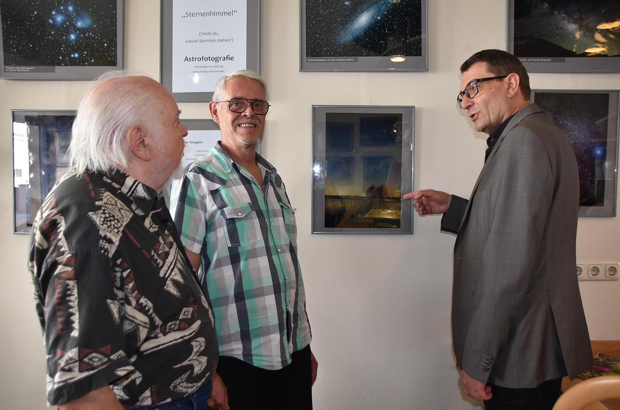 Astrofotograf Dieter Stenglein aus Mainroth stellt seine Bilder im Café ...