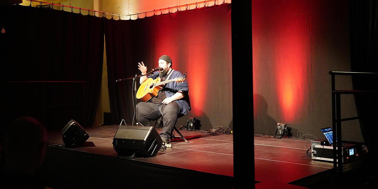 Kulturscheune in Mühlhausen startet mit Kabarettist und Liedermache ...