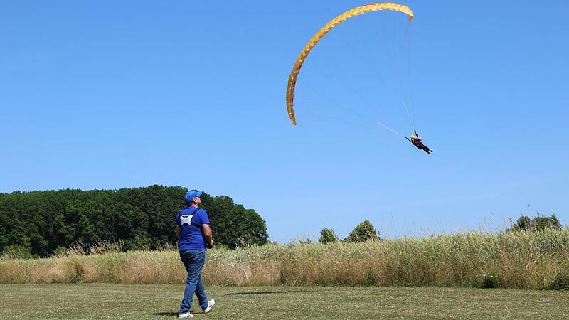 Paraglider-Modelle: Spektakuläre Flugschau in Hallerndorf