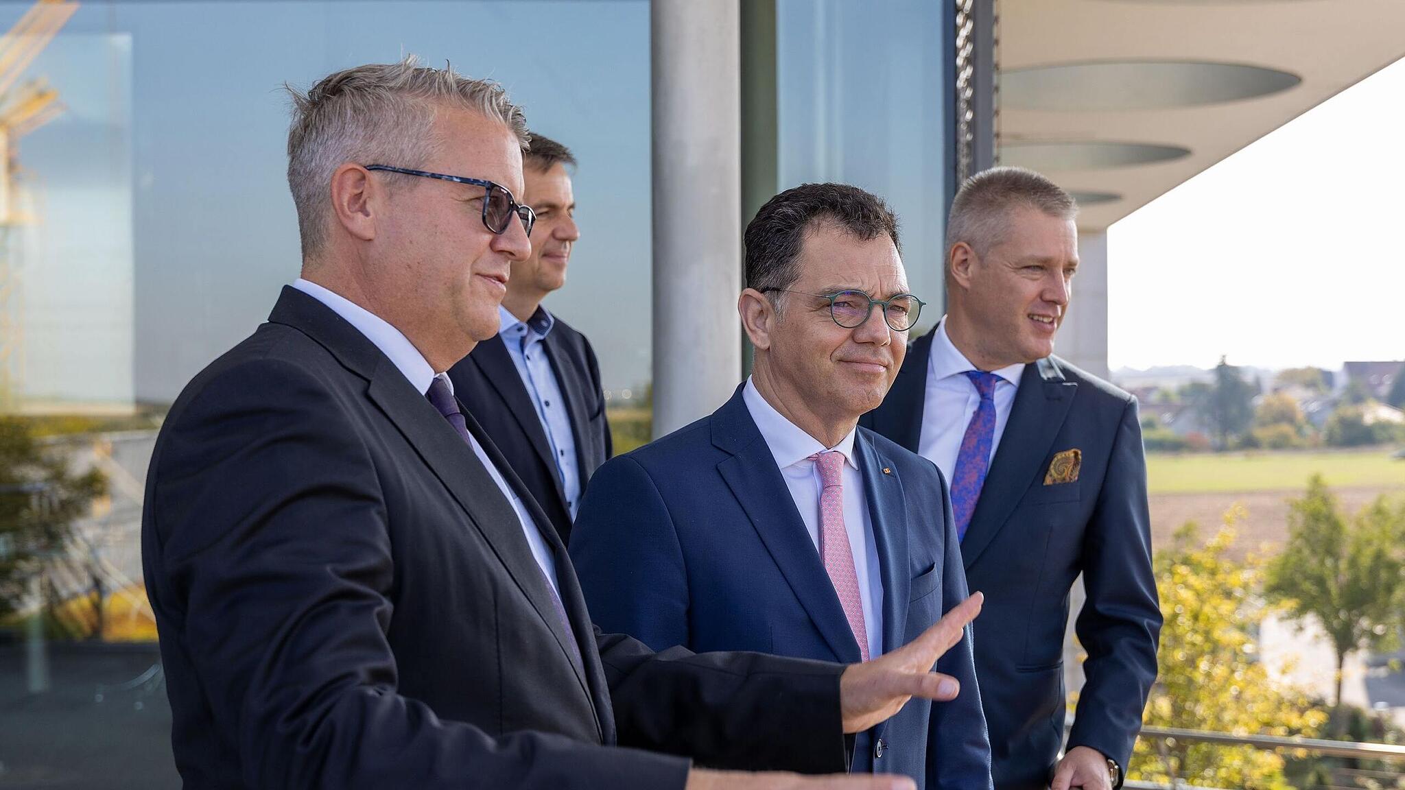 Rumänischer Wirtschaftsminister besucht Knauf in Iphofen