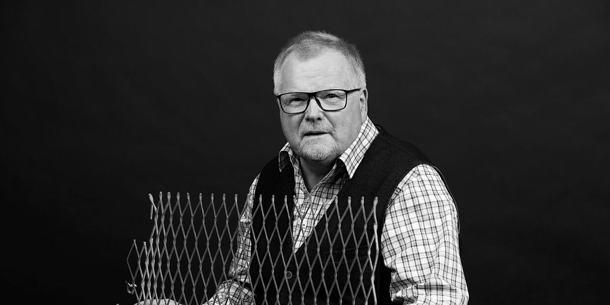 Der Zeiler Journalist Eberhard Schellenberger füllt eine Stasi-Akte.