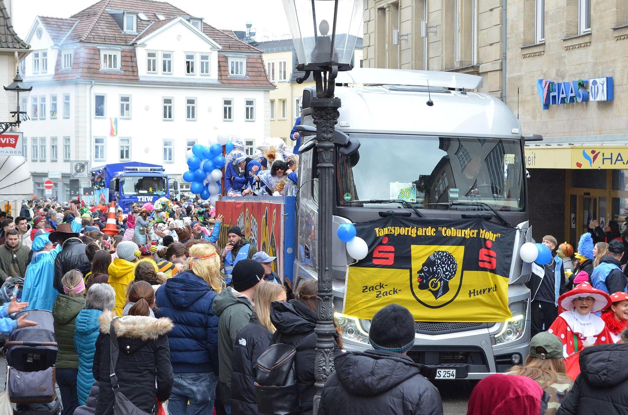 Endlich wieder Fasching! Der Gaudiwurm zieht durch die Coburger Innenstadt