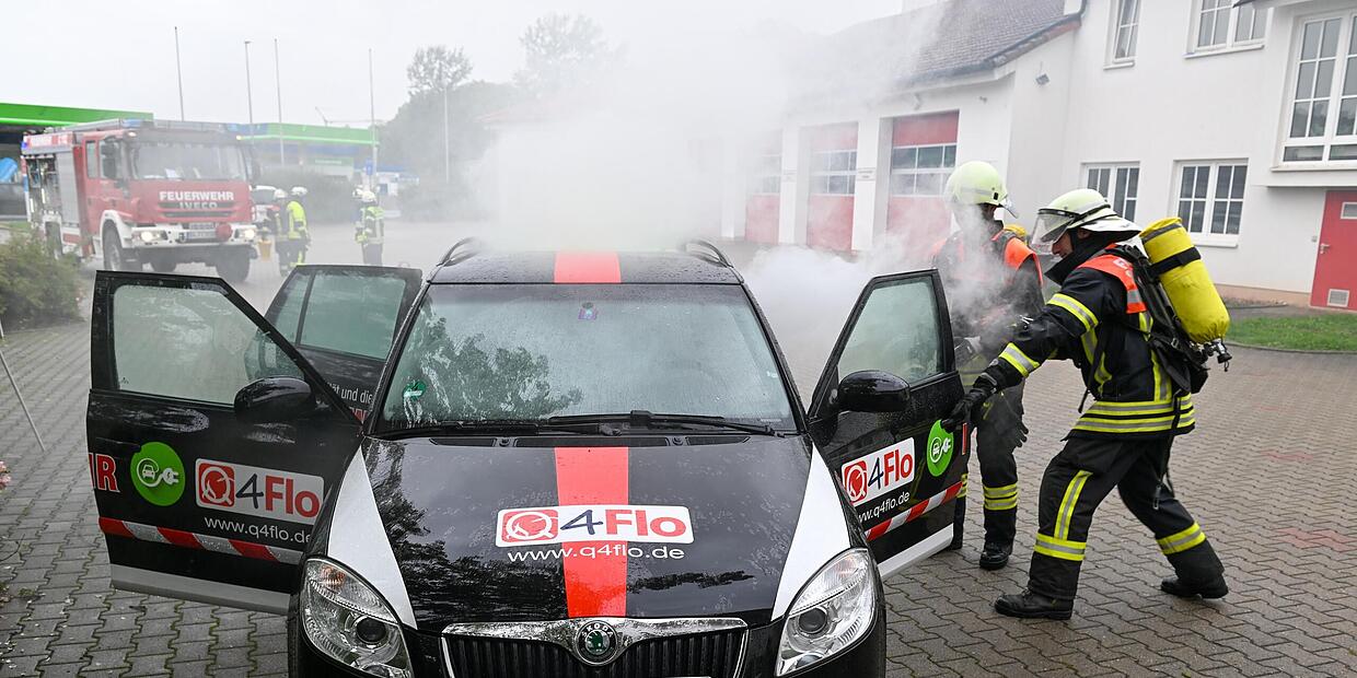 Schulung für Feuerwehren: Einsatzkräfte üben Brandbekämpfung an E-Autos
