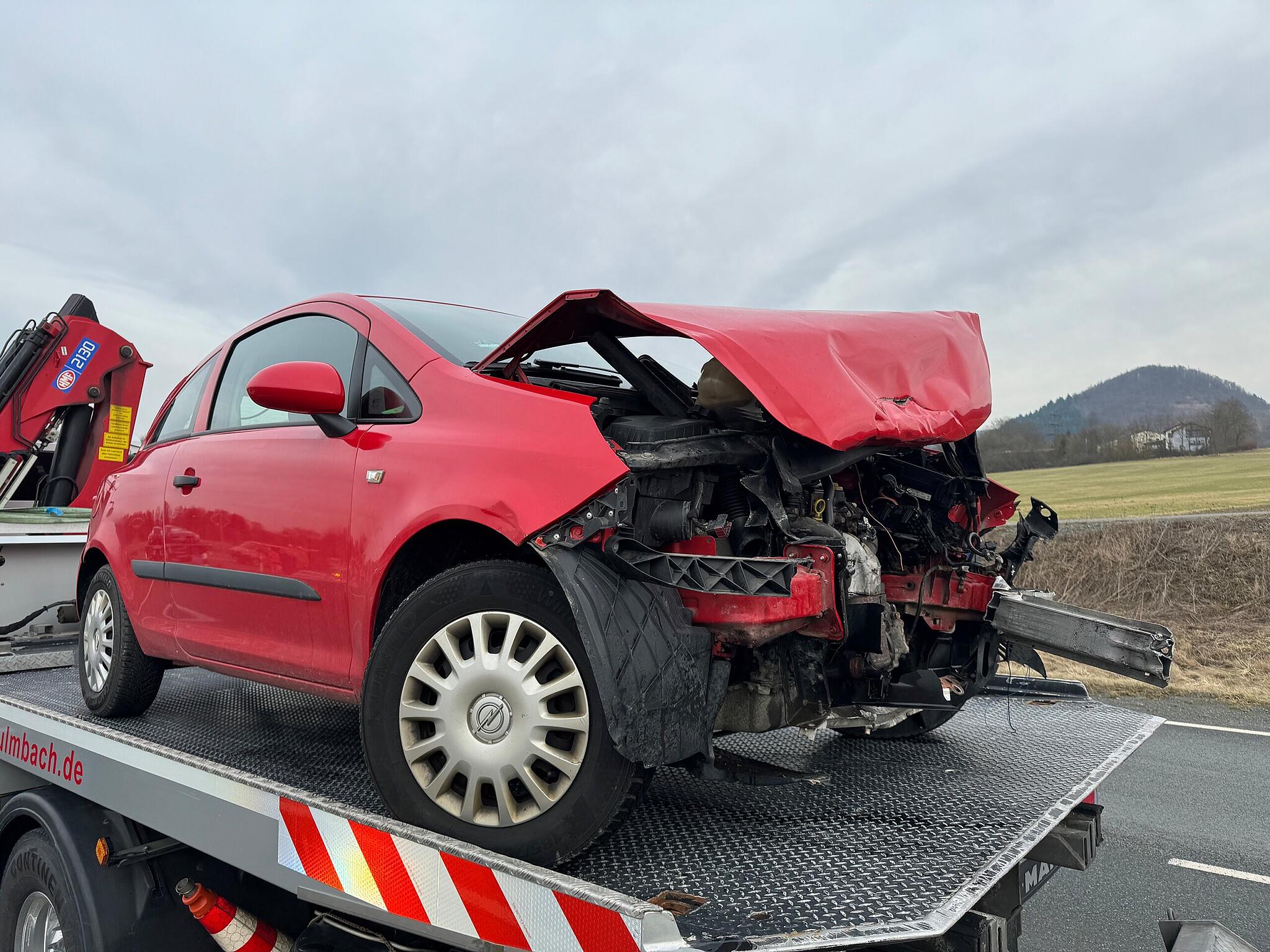 Beim Abbiegen nicht aufgepasst: Hoher Sachschaden nach Unfall auf der B 303 bei Untersteinach