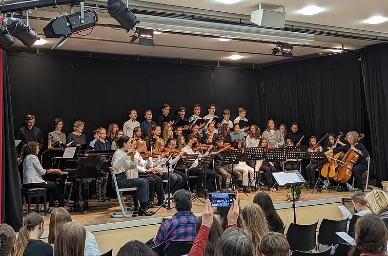 Münnerstadt: Am Johann-Philipp-von-Schönborn-Gymnasium fand wieder ein Konzert des Chors und des ...