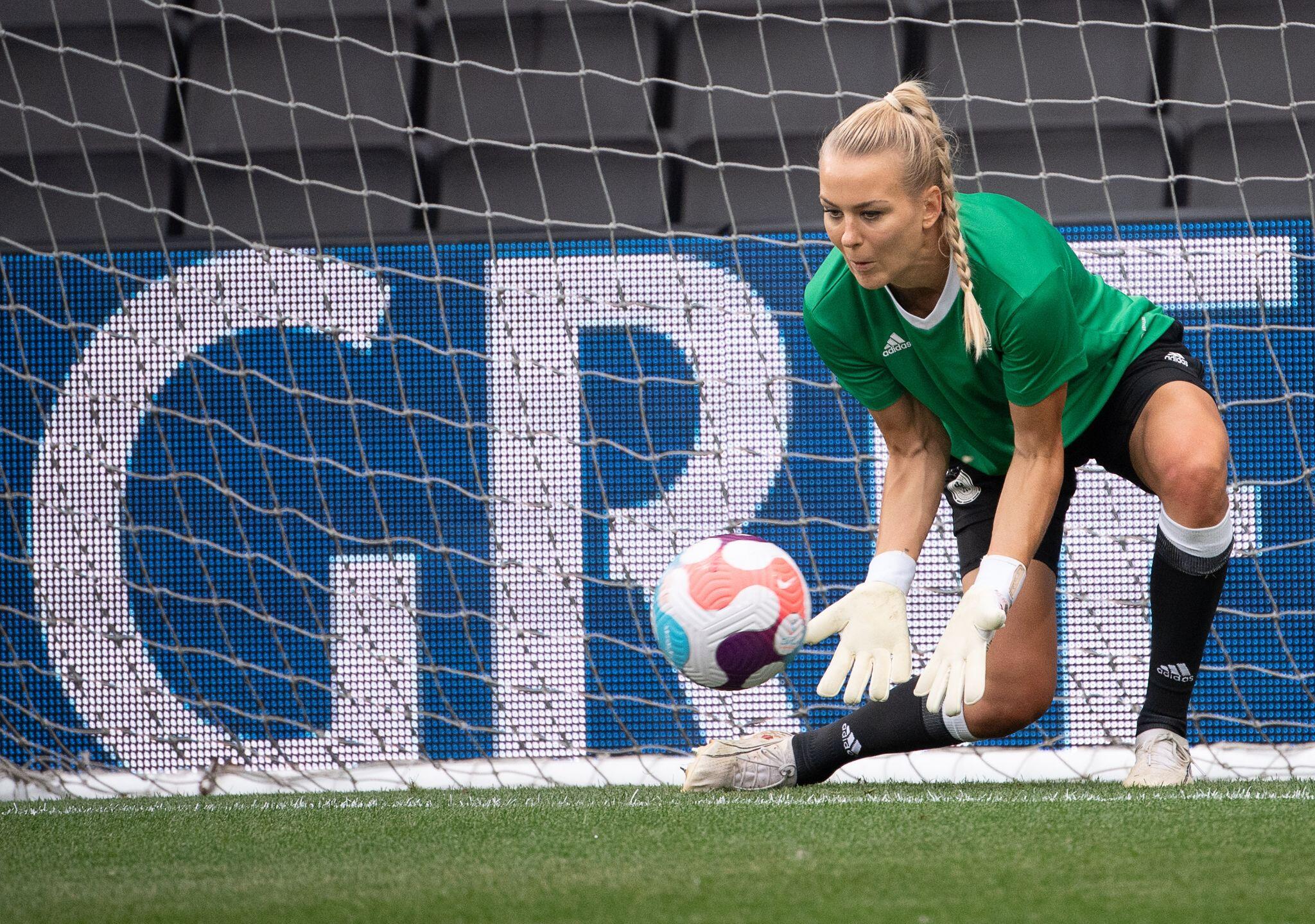 DFB-Team ohne Stammkeeperin Frohms gegen Brasilien