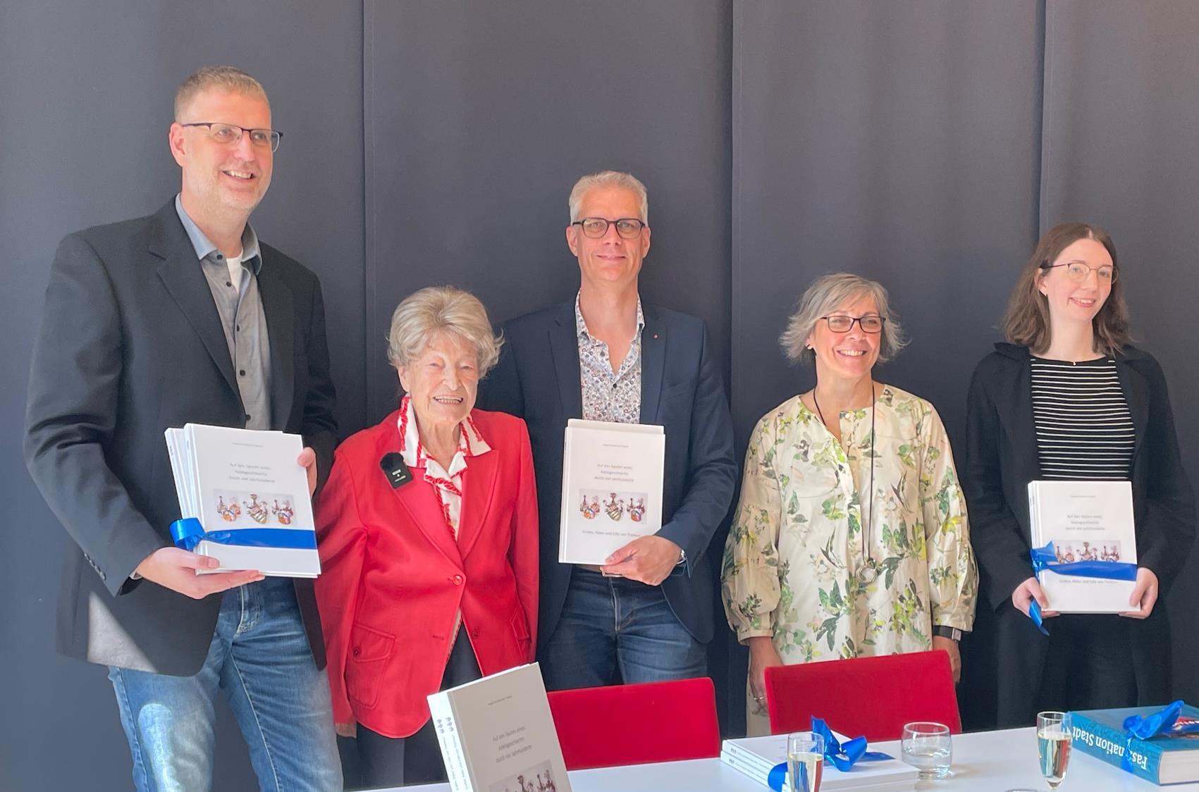 Ritter von Traitteur Forchheim: Irmgard von Traitteur übergibt Chronik