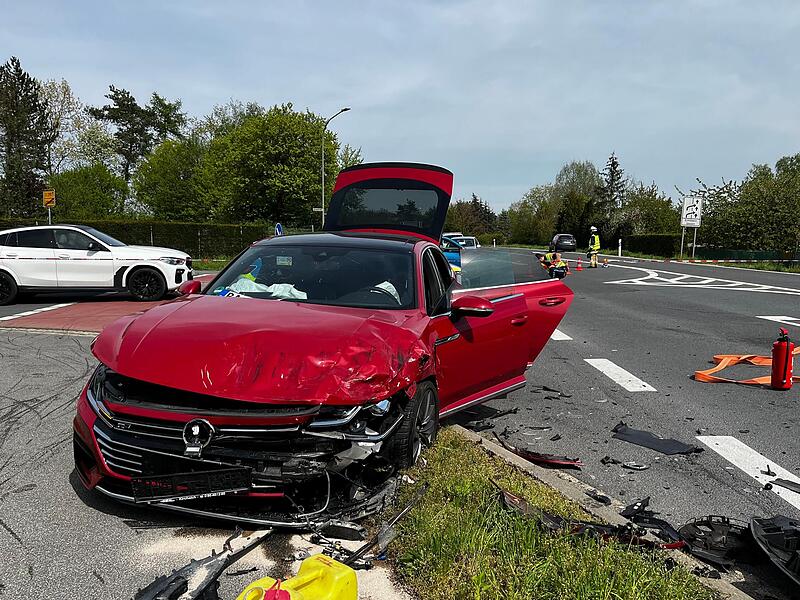 Schwerer Unfall bei Memmelsdorf im Landkreis Bamberg: Autofahrerin schwer verletzt