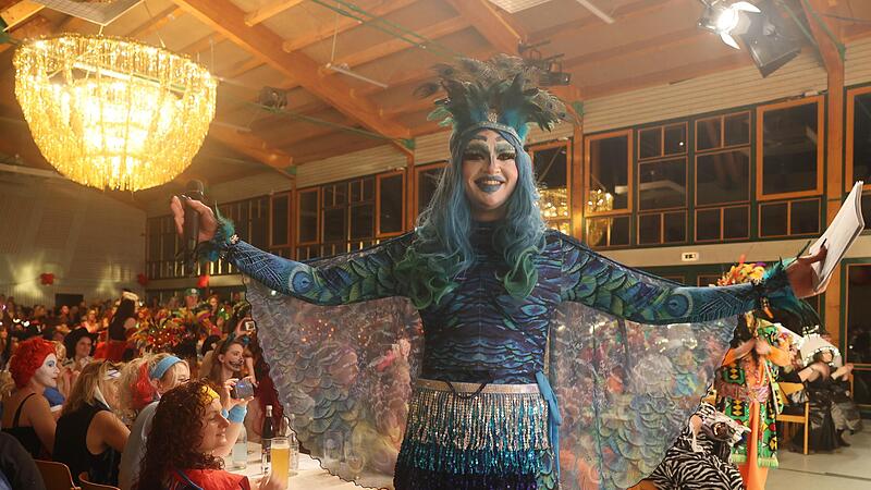 Rund 600 Feierlustige machen bei Stadtsteinacher Weiberfasching Nacht ...