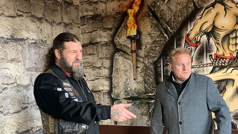 Nach dem Brand im Jugendraum und Clubhaus des Hangmen MC Alemania wird ...