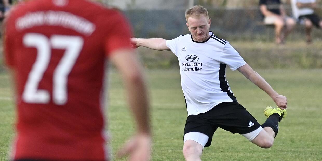 Johannes Krumm: Fußballer des TSV Meeder glänzt als sicherer ...