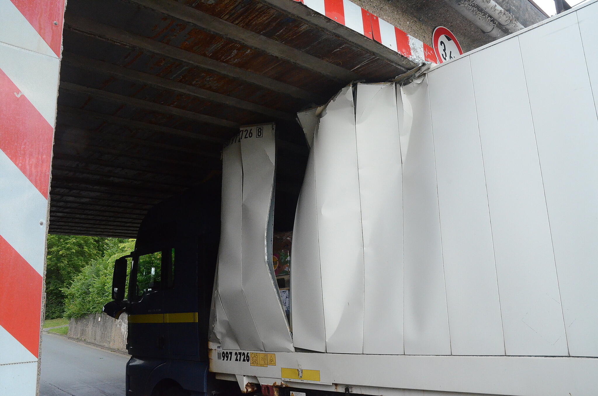 Pressig: Lkw steckt unter Eisenbahnbrücke fest