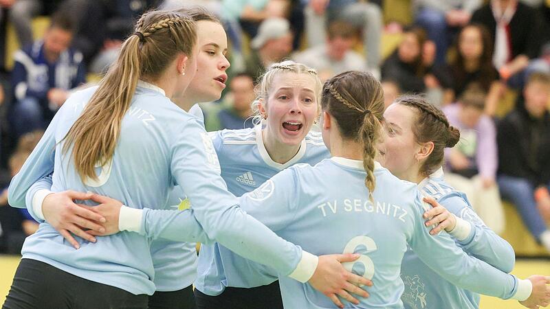 Segnitzer Faustballerinnen mit einem starken ersten und einem schwachen ...