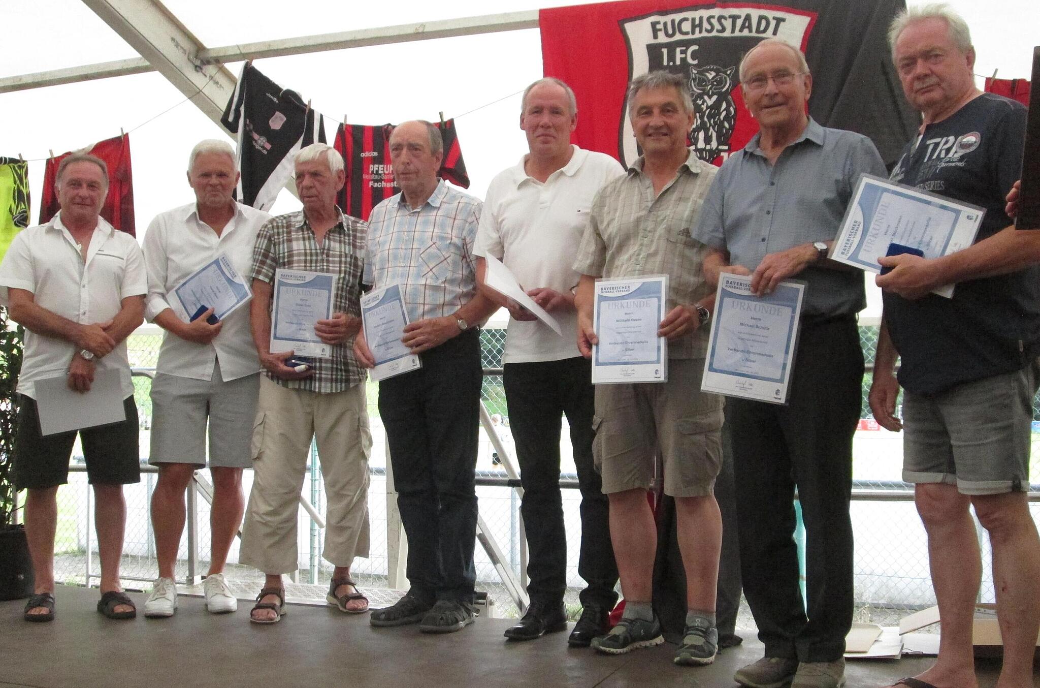 FC Fuchsstadt hat Geburtstag. Geschenke und Ehrungen bekommen die ...