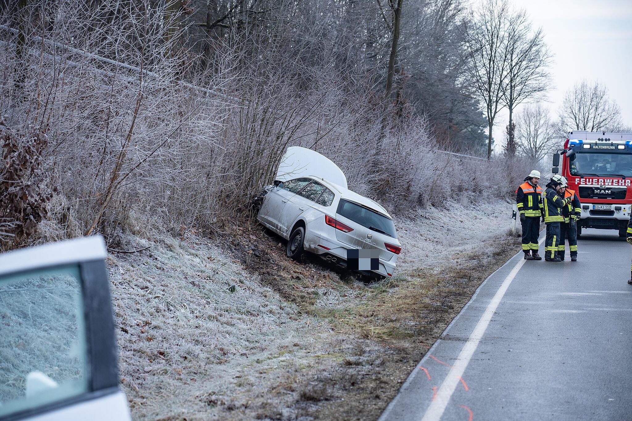 Glätteunfall auf B4: Zwei Verletzte und hoher Sachschaden