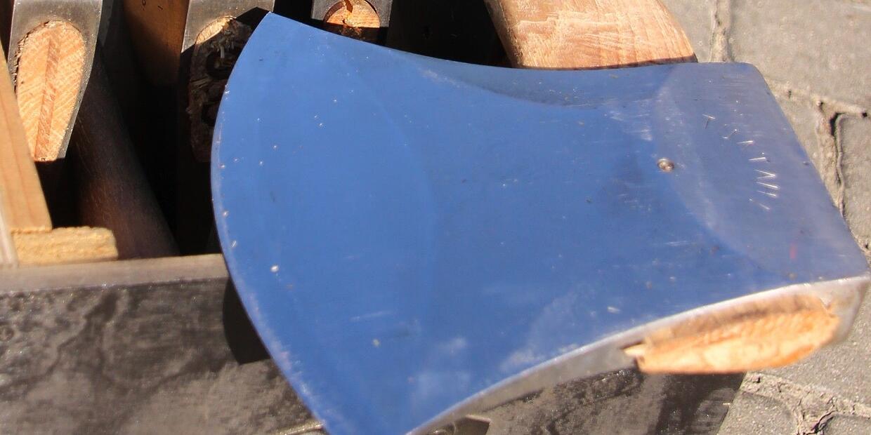 Vorwurf: Versuchter Totschlag - Mann greift Mitbewohner in Buchbrunn mit Axt und Messer an