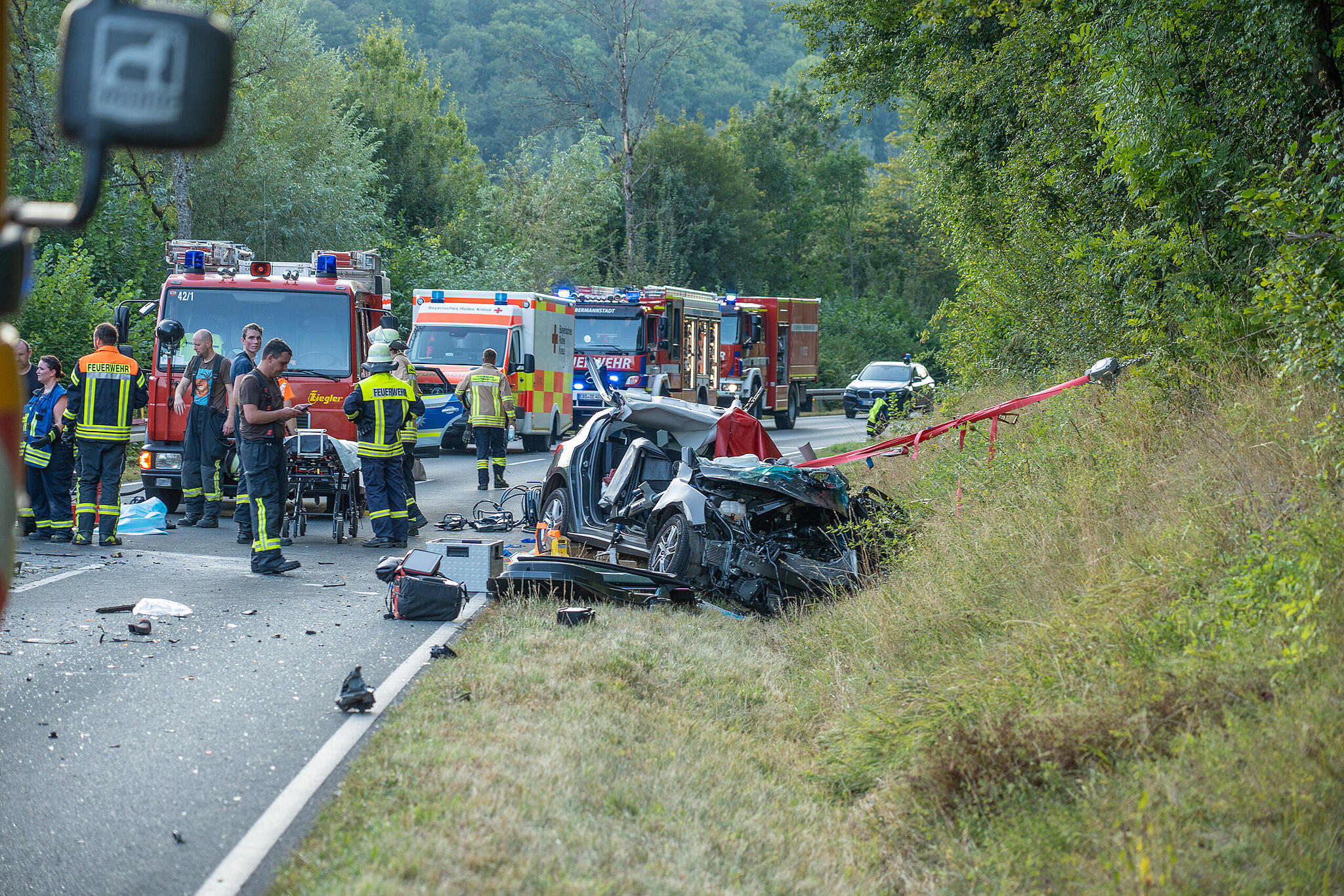 Frontalcrash bei Muggendorf: Junge Frau in Lebensgefahr