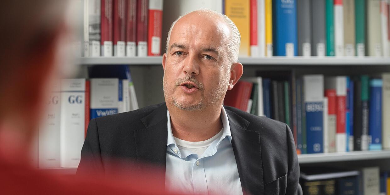 "Wer schweigt, der billigt": Warum der Würzburger Staatsrechtler Kyrill-Alexander Schwarz für ...