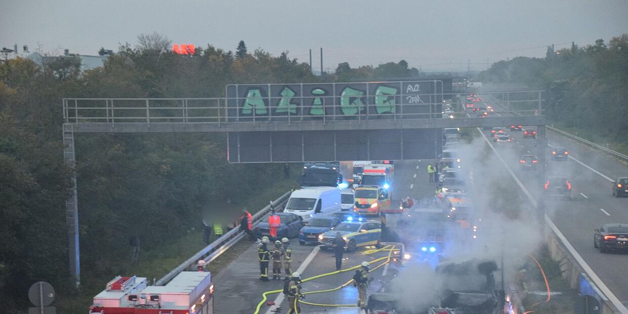 Unfall auf A5: Zwei Menschen und Hund verbrannt