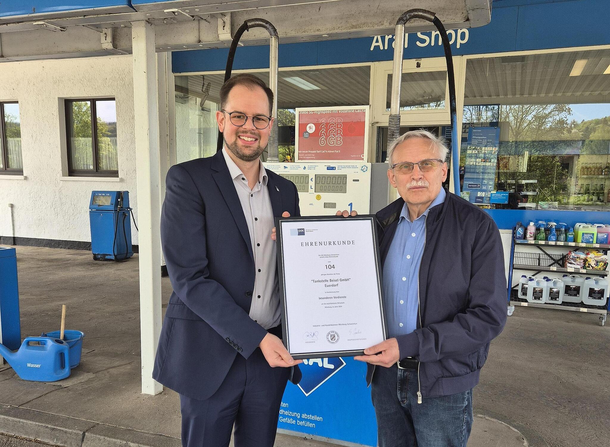 Inhaber der Tankstelle Euerdorf Karl-Heinz Beisel hat Grund zum Feiern