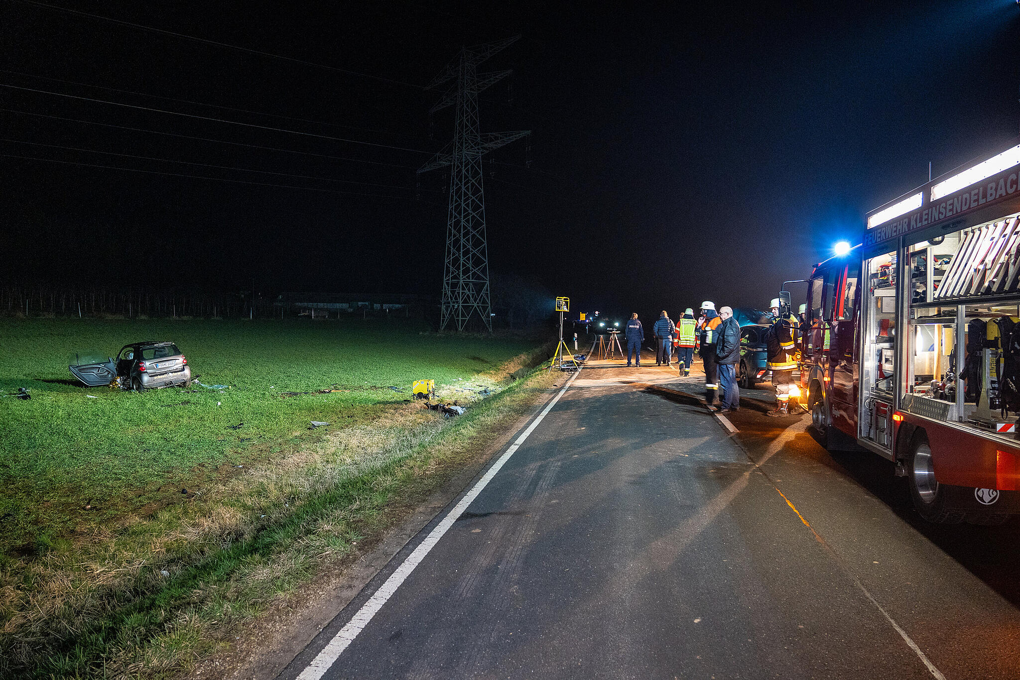 Folgenschwerer Frontalcrash fordert zwei Schwerverletzte: Smart völlig zerstört und Fahrzeug in ...