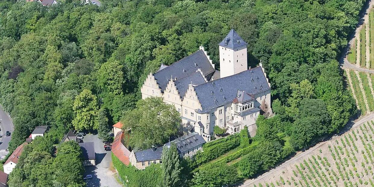 Das Schloss Mainberg vor den Toren Schweinfurts steht vor einer ...