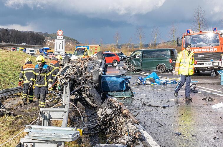 Nach dem Unfall mit zwei Toten auf der B4 – wer hilft der Feuerwehr bei der Verarbeitung solcher ...