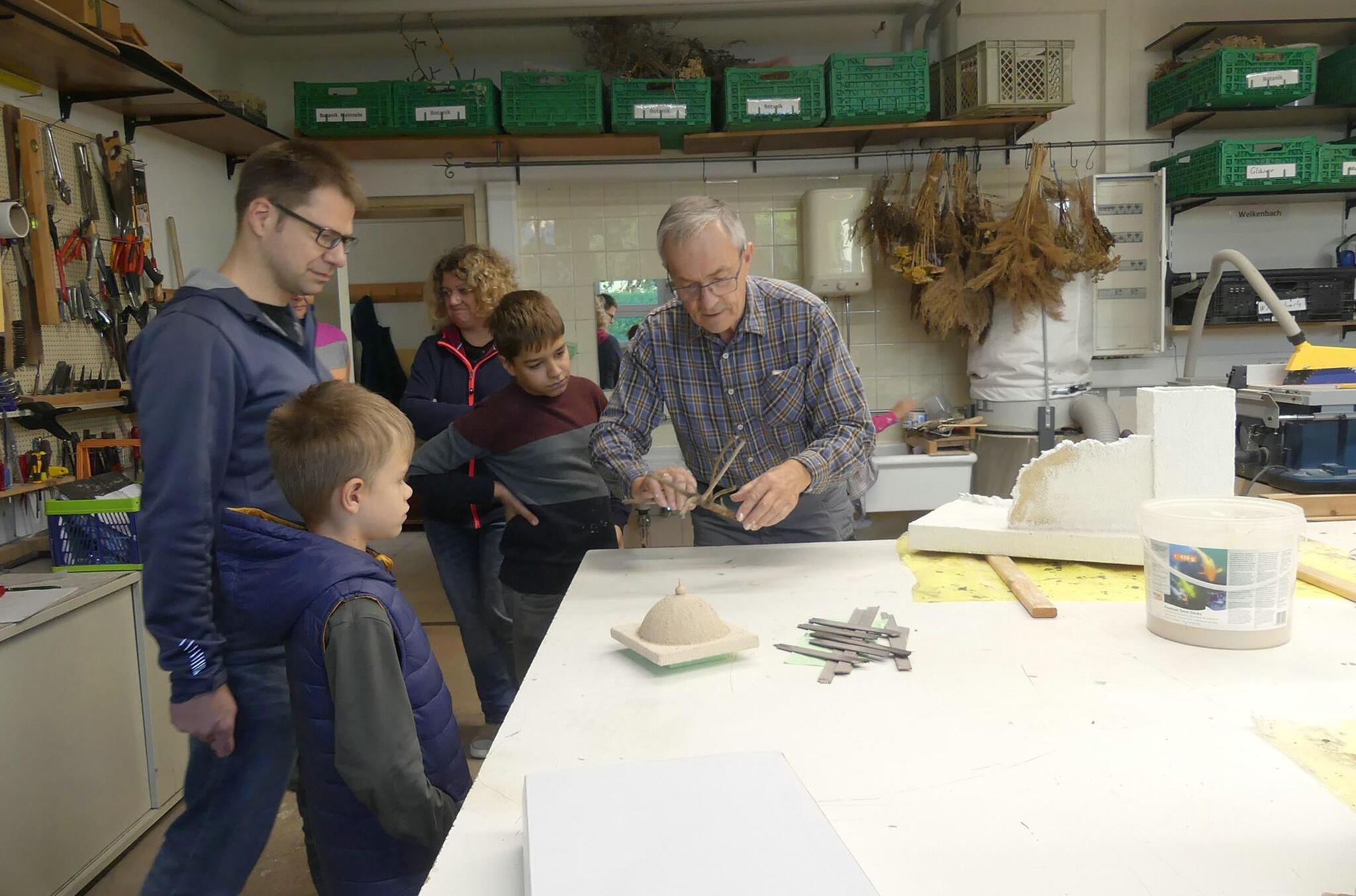 Experten zeigen Kindern in Haundorf wie man Krippen baut