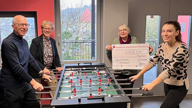 Sparkasse spendet Jugendzentrum Marktbreit einen neuen Tischkicker