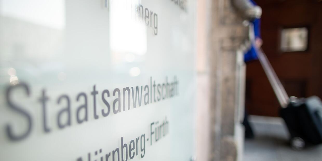 Frau und Tochter auf Spielplatz niedergestochen - Anklage