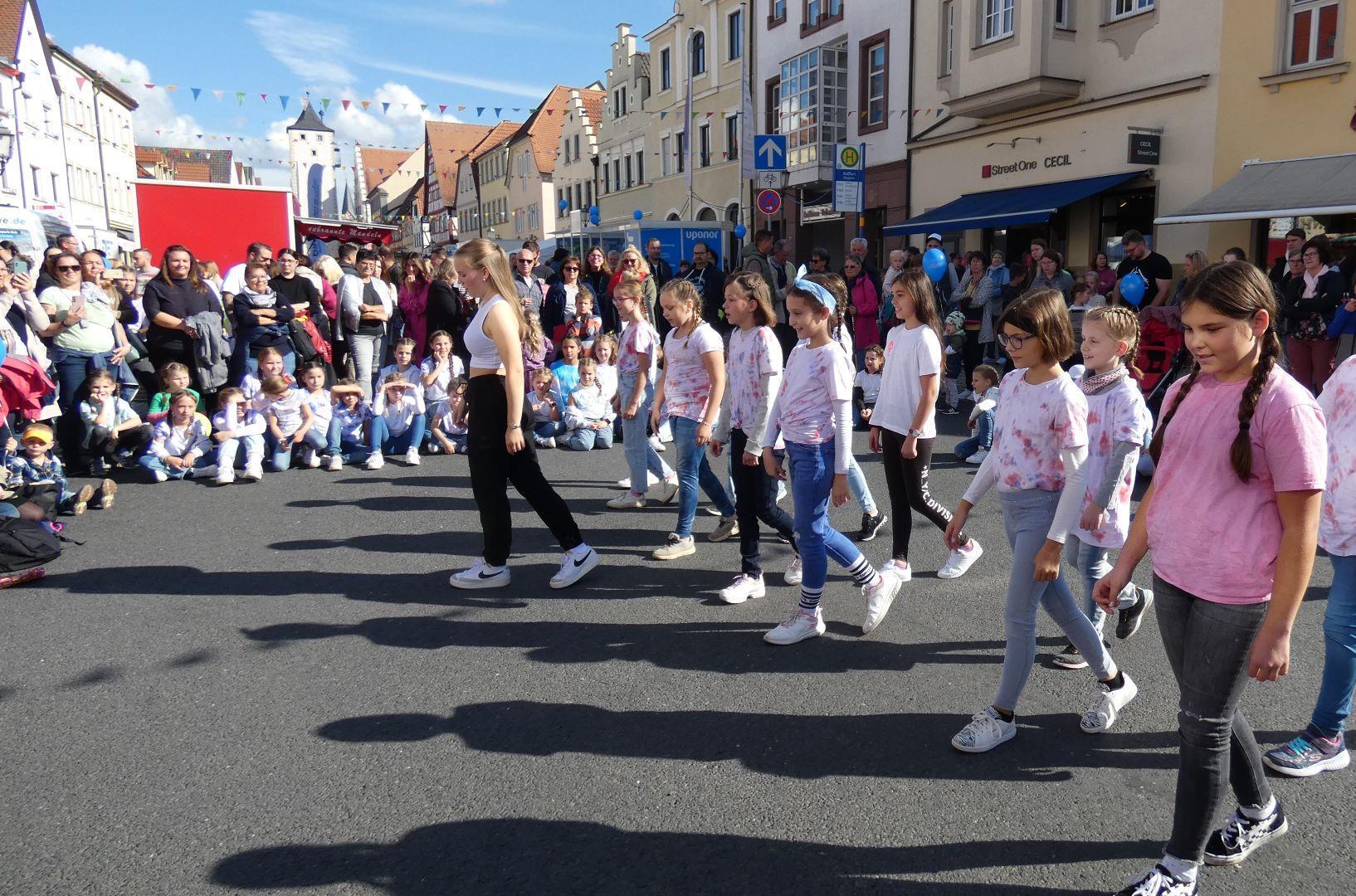 Das erste Straßenfest in Haßfurt nach der Corona-Pandemie mit ...