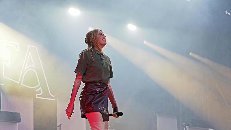 Popstar Lea begeistert Publikum auf Coburger Schlossplatz Open Air