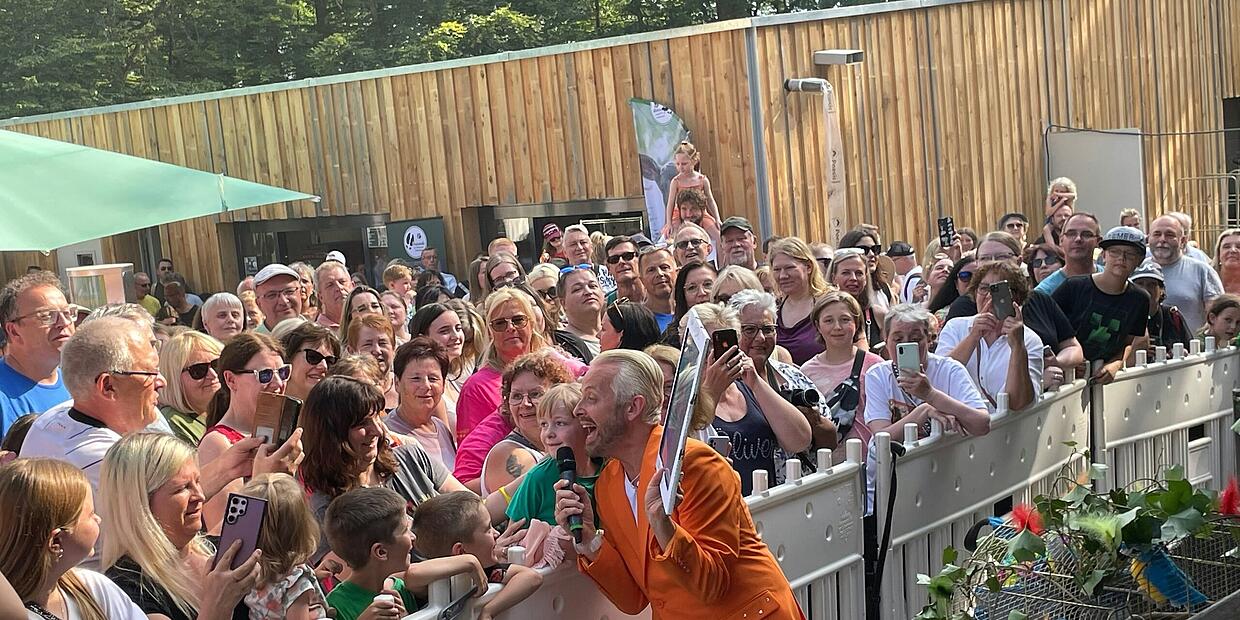 Wildpark Schweinfurt: Paradiesvogel Ross Antony war Stargast beim Richtfest für Beopolis, die ...