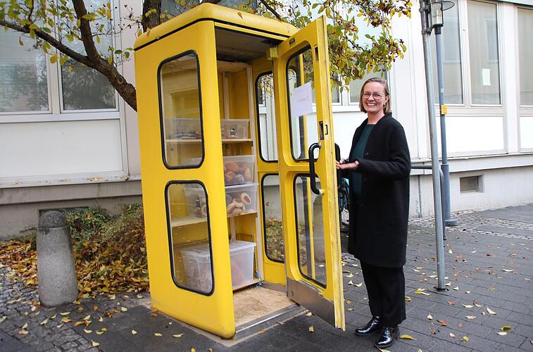 In Coburg steht jetzt wieder eine gelbe Telefonzelle