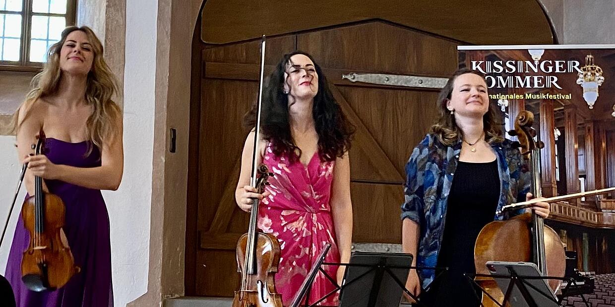 Streichtrio: Francesca Dego (Violine), Milena Simović (Viola) und Laura ...