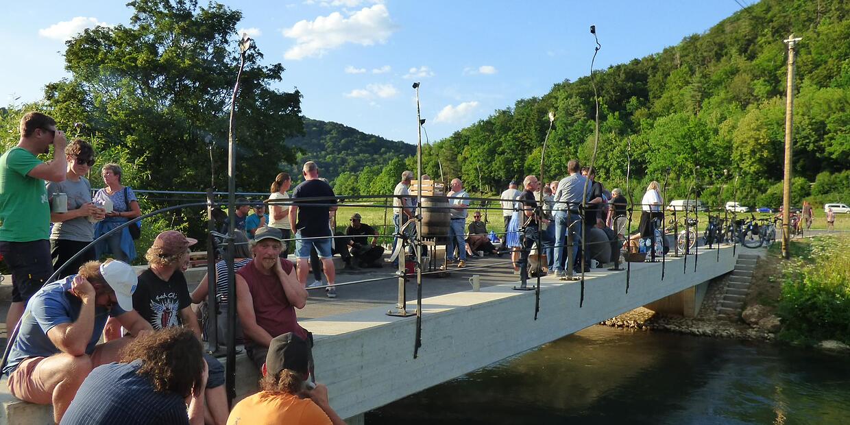 Schmied Hunstein feiert mit den Haagern das neue Brückengeläder im ...
