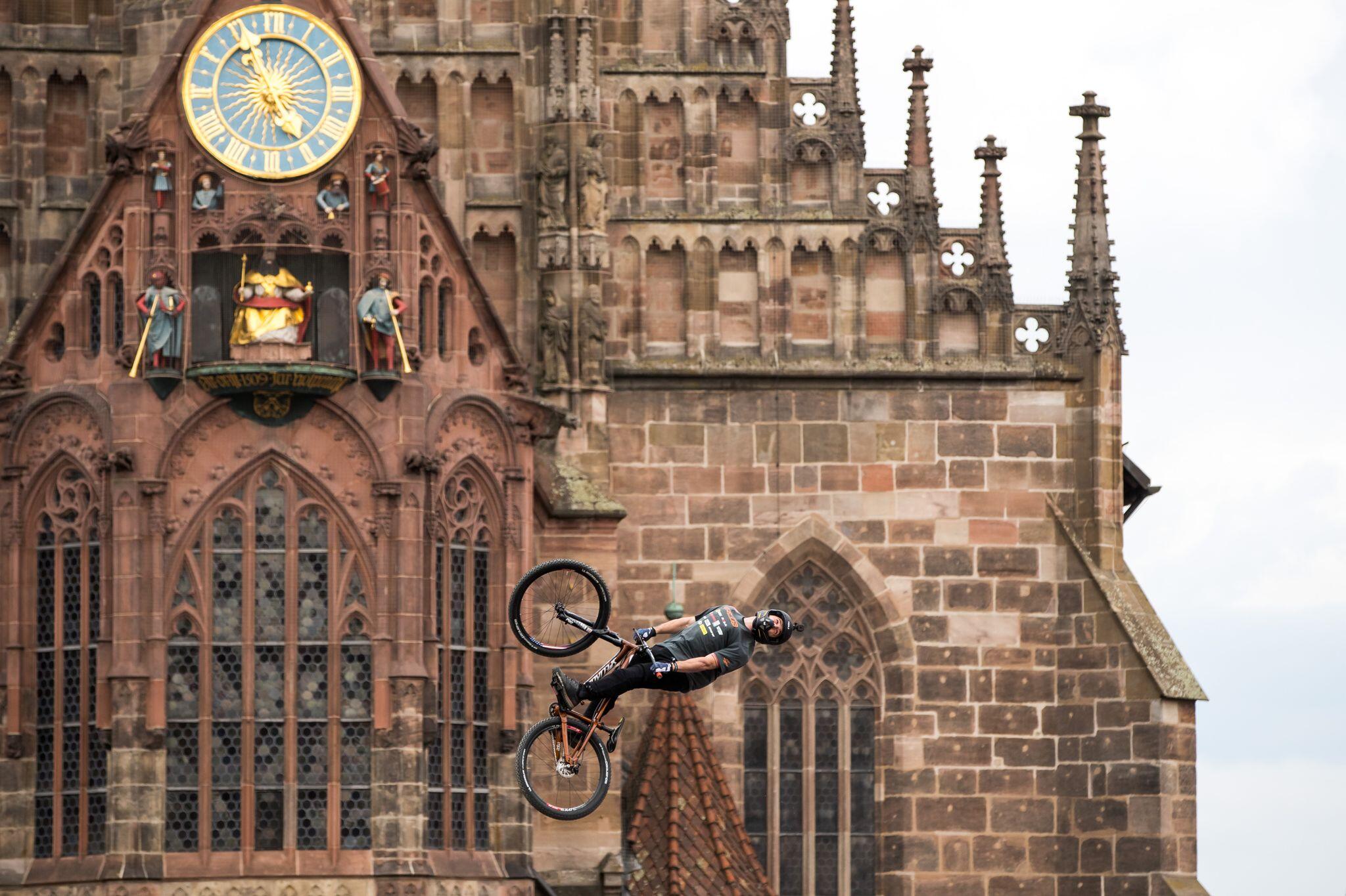 Profi-Mountainbiker machen Nürnbergs Altstadt unsicher